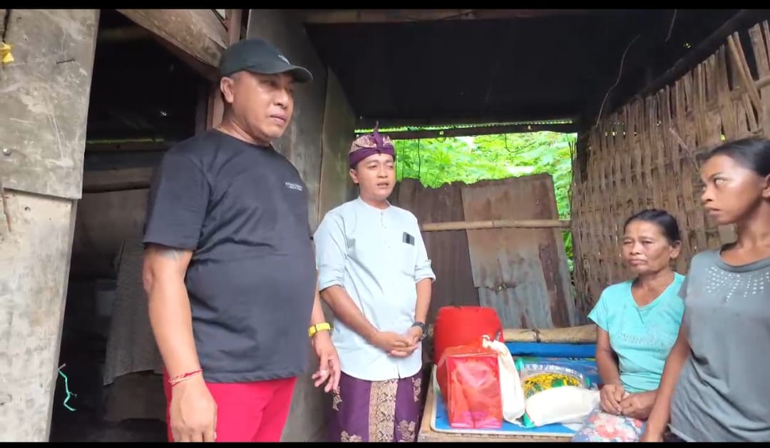 Human Interest:Luar Biasa! Mang Dauh Mendaki Bebukitan untuk Bantu ...