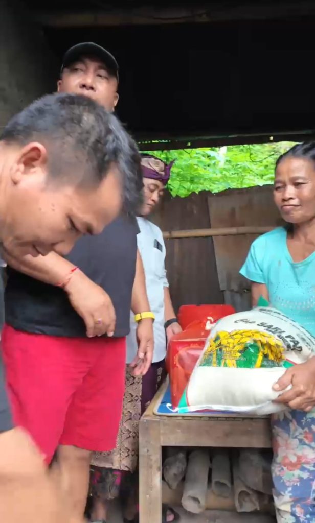 Human Interest:Luar Biasa! Mang Dauh Mendaki Bebukitan untuk Bantu ...