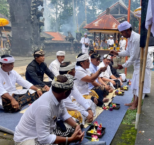 Wagub Giri Prasta Puji Warga Desa Adat Geriana Kangin Lestarikan Adat ...